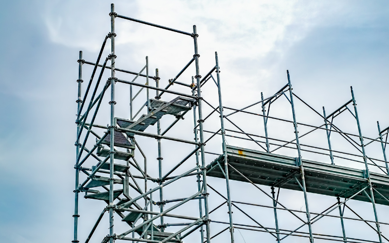 Scaffold Hoists vs. Manual Handling | Costs, Risks & Benefits | LES